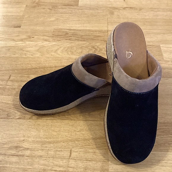 Acorn | Shoes | New Acorn Womens Vista Wedge Suede Clogs Black Tan ...